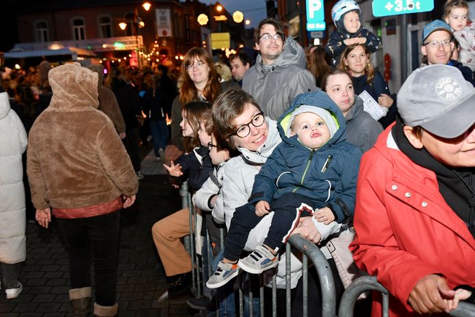 IN BEELD. 41e Sint-Maartensstoet lokt massa mensen: “Heel blij dat we ...