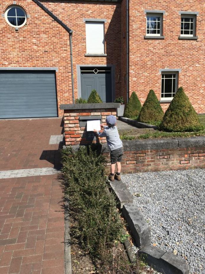 IN BEELD: Stadsmedewerkers schakelen kindjes in om mondmaskers rond te ...