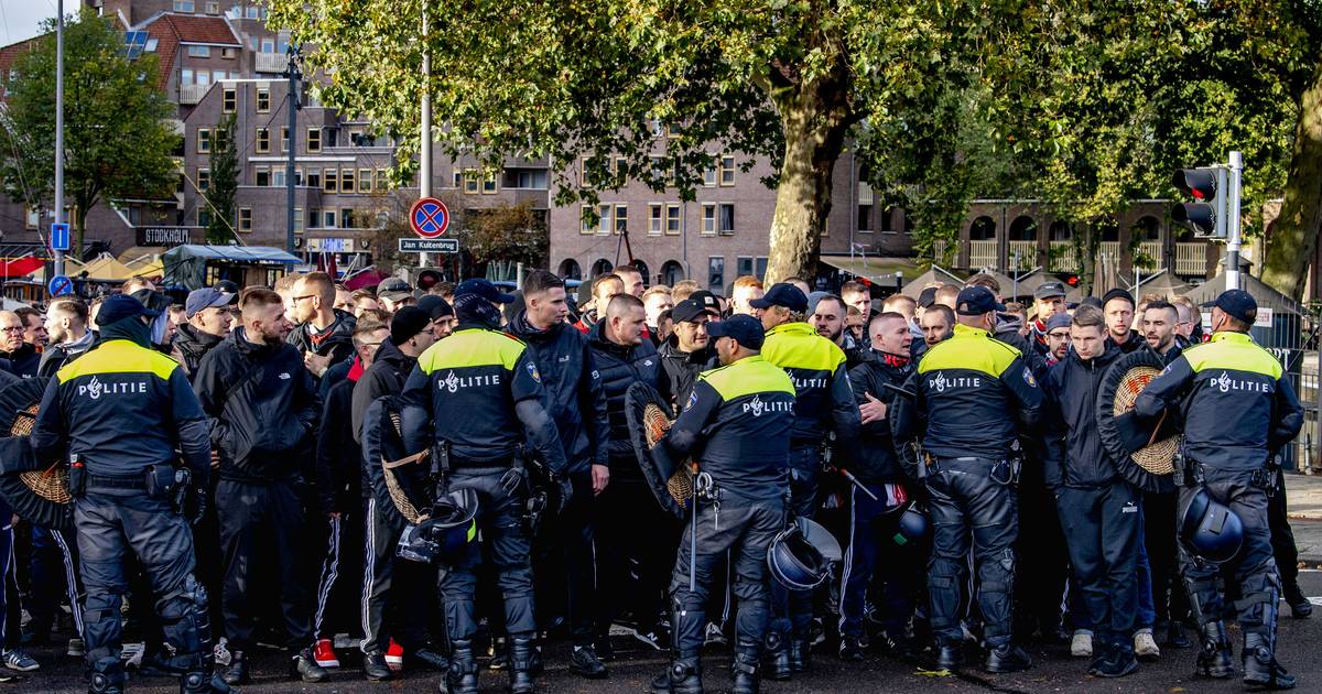 Politie weerspreekt kritiek op 'hard’ optreden: 'Hooligans gingen zelf ...