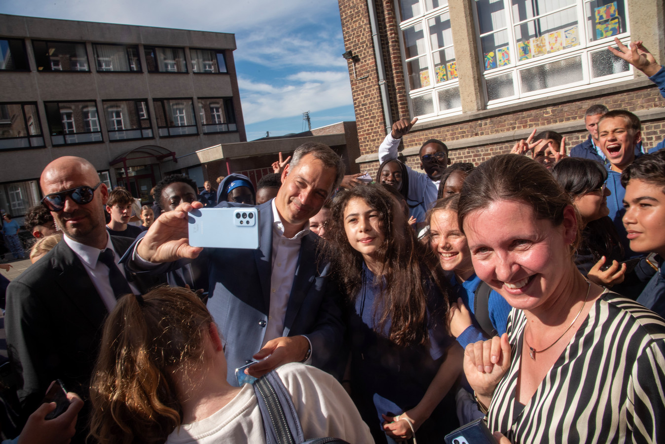 High-fives, selfies en groot applaus: leerlingen onthalen premier als ...