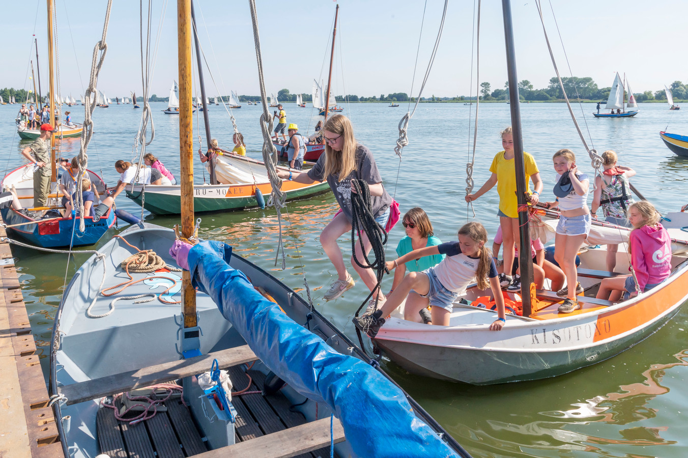 Douchende scouts op foto gezet tijdens groot kamp in Zeewolde | Foto ...