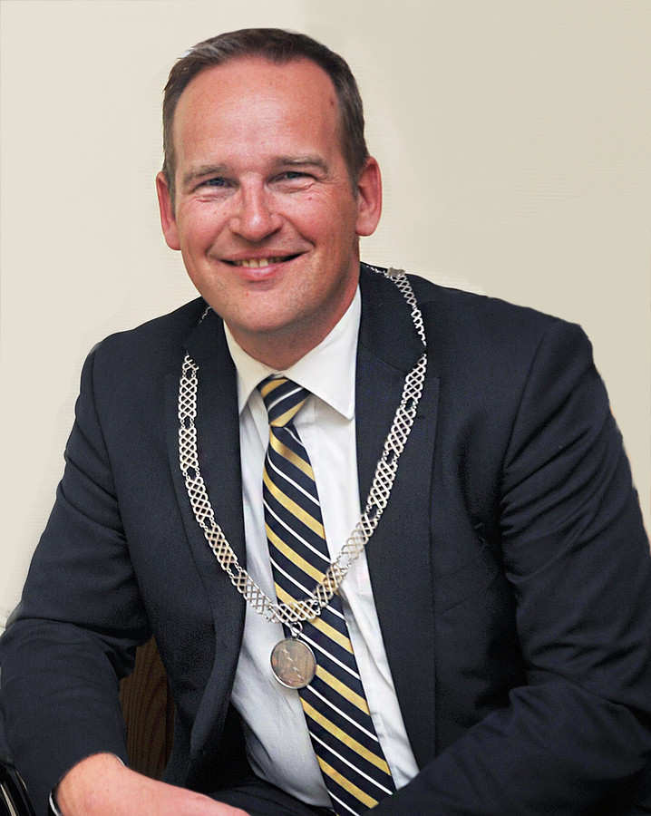 Bram van Hemmen herbenoemd als burgemeester van Sliedrecht | Foto | AD.nl Bram van Hemmen herbenoemd als burgemeester van Sliedrecht | Foto | AD.nl
