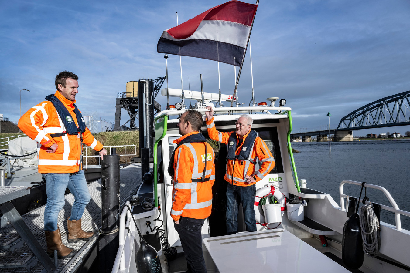 Op de bodem van de Waal liggen heuvels, en dit bootje voorkomt dat de ...