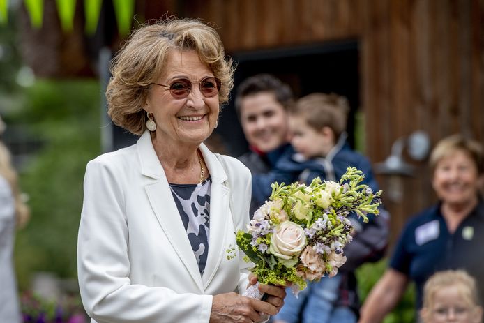 Prinses Margriet moet herstellen van acute rughernia | Show | AD.nl