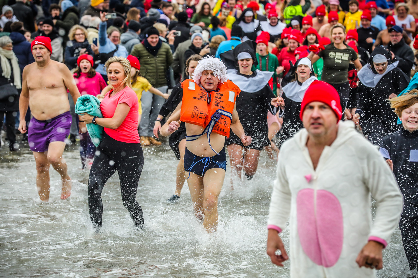 IN BEELD. 400 mensen duiken Noordzee in tijdens Knuffelduik | Foto | hln.be