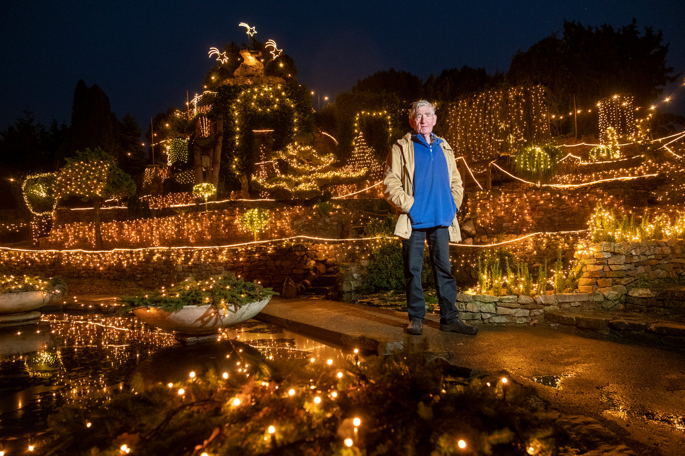 De lichttuin van Ampie (81) moest op slot: nu stromen de donaties ...