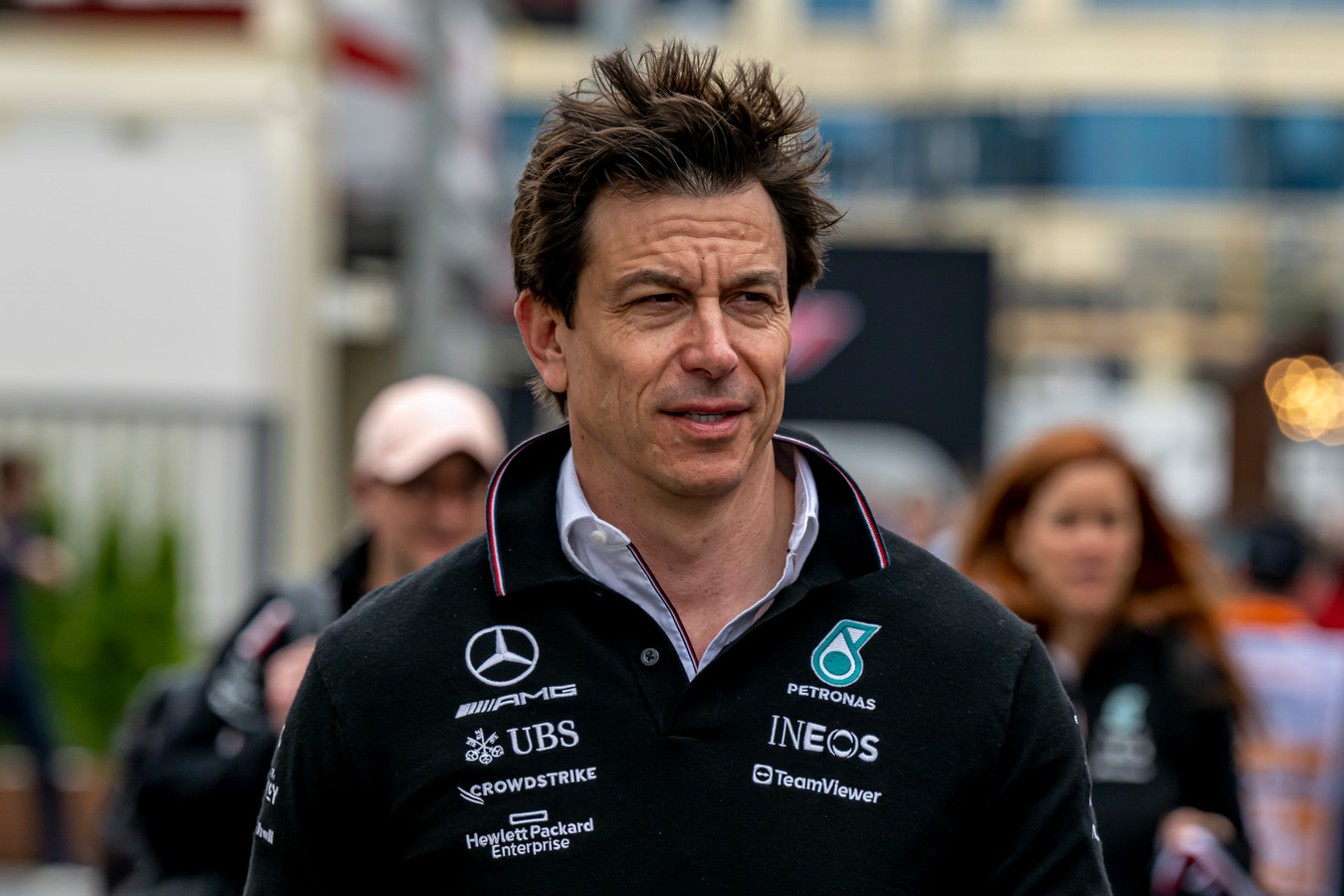 Max Verstappen sneert terug naar Mercedes-baas Toto Wolff: ‘Hij praat ...