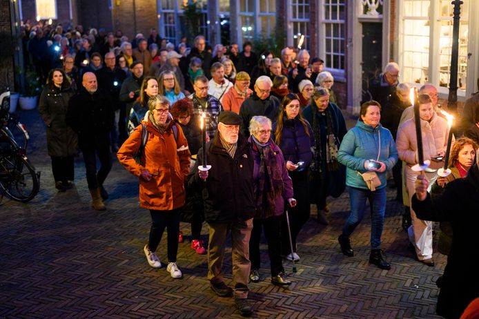 Lichtjesmars ter ere van Navalny trekt groot publiek: ‘Opkomen voor je ...