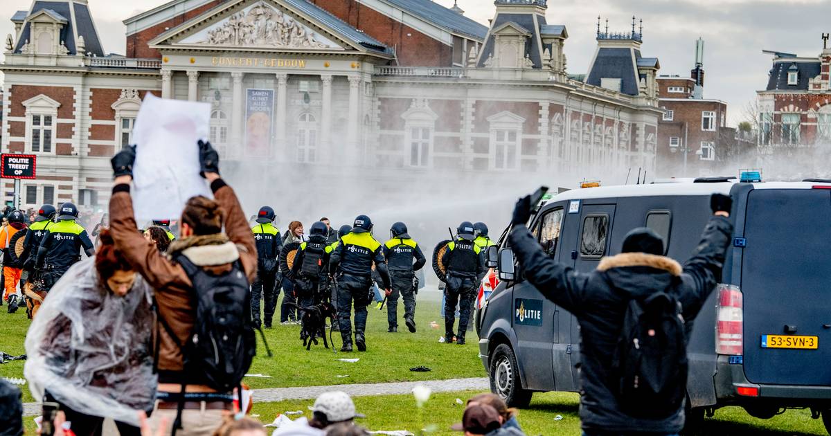 Politie-eenheid Oost-Nederland reageert op rellen Amsterdam: 'Bizar ...