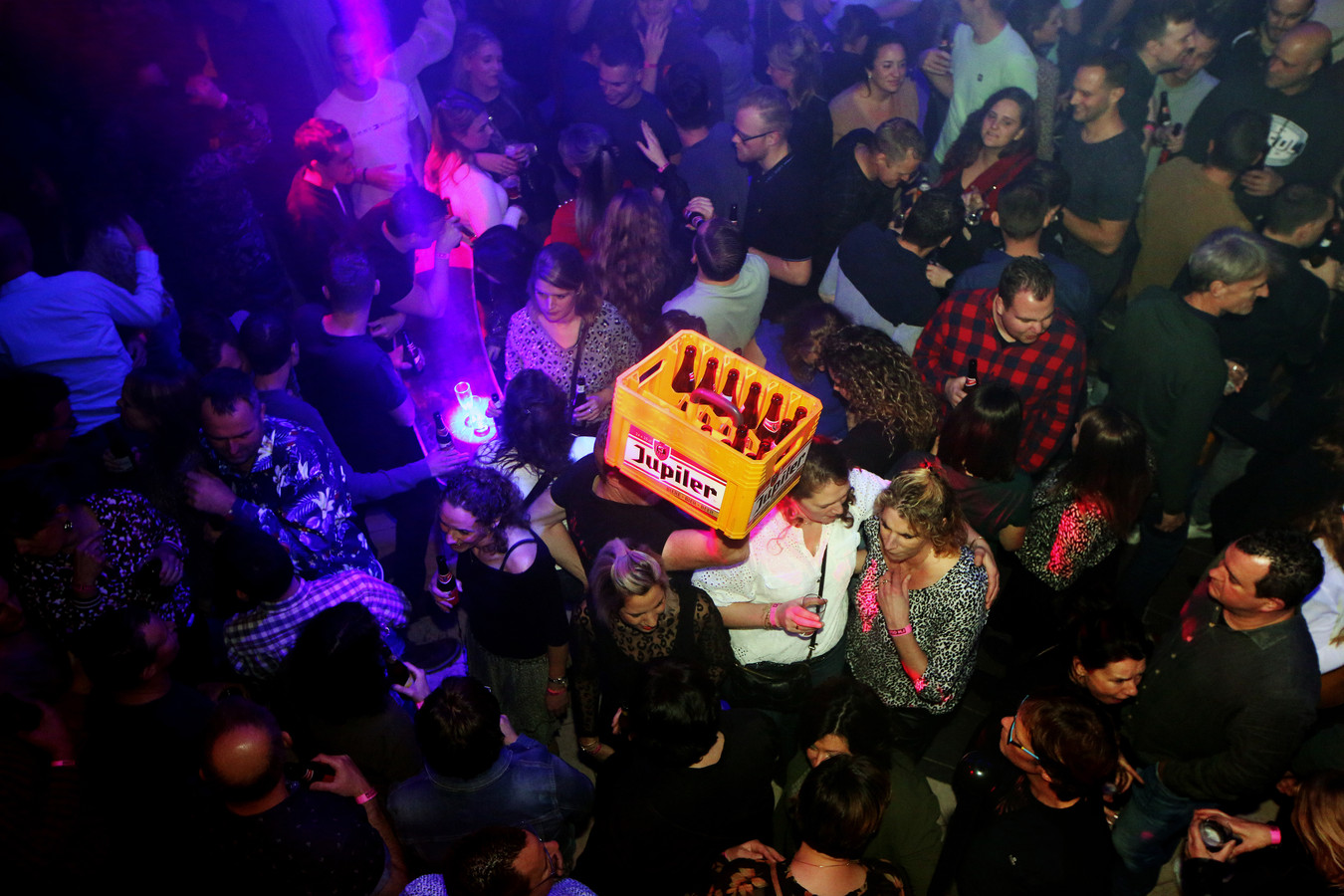 Nostalgisch feesten onder de discobollen van ‘t Fortuin: ‘Hier kon ...