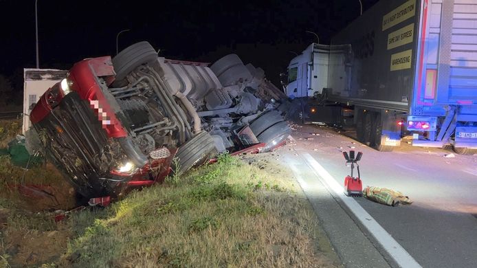 Grote ravage bij ongeval met vrachtwagens op Natiënlaan in Moerkerke ...