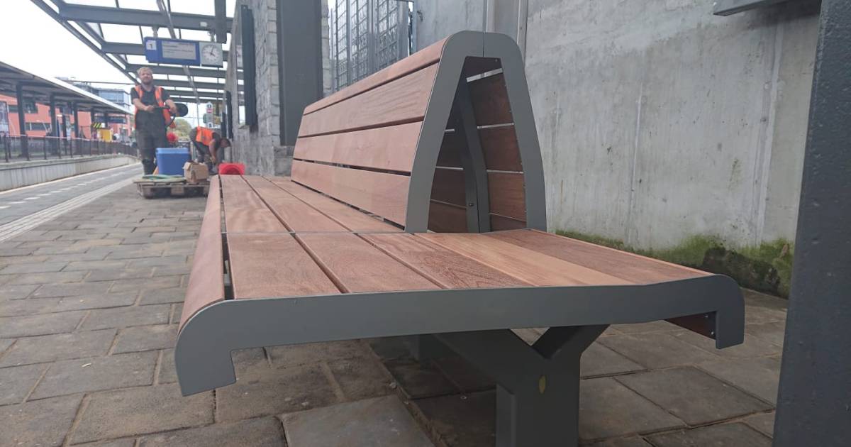 Eerste houten bankjes staan al op station Oss | Oss | AD.nl