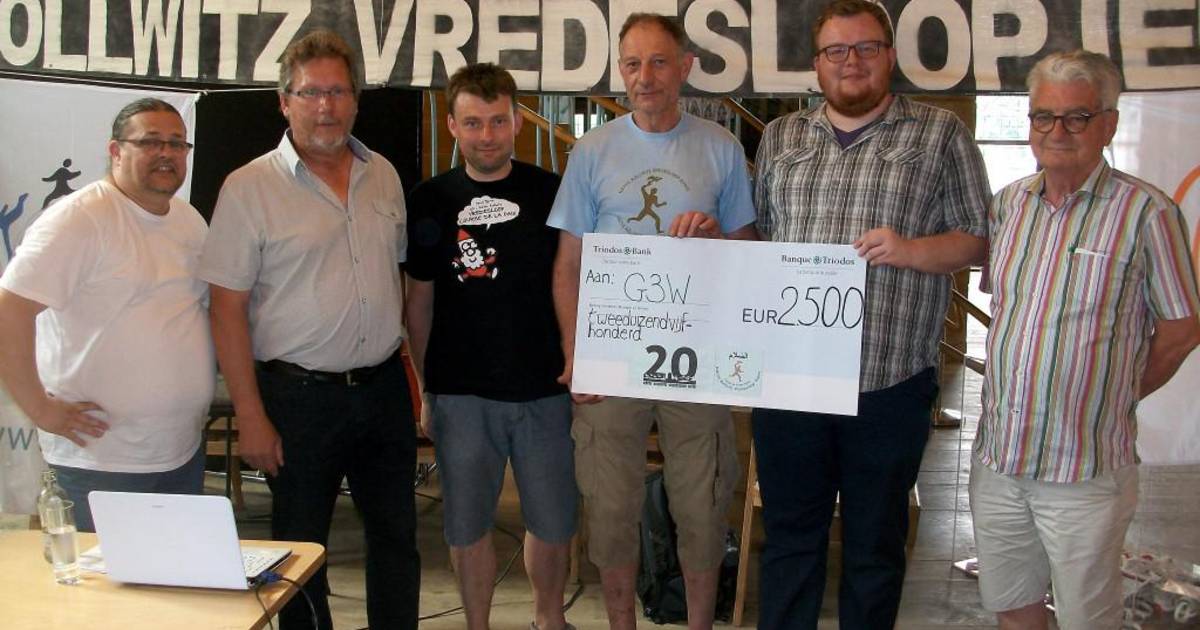 Cheque voor goed doel dankzij Vredesloop | Ieper | hln.be