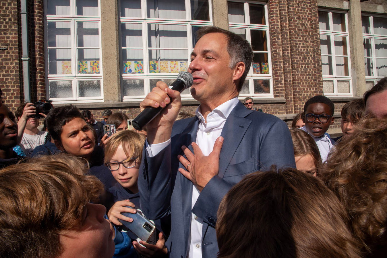 High-fives, selfies en groot applaus: leerlingen onthalen premier als ...