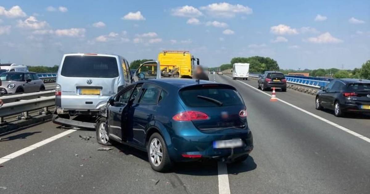 File door ongeluk met drie voertuigen op A50 bij Ravenstein | Brabant | gelderlander.nl