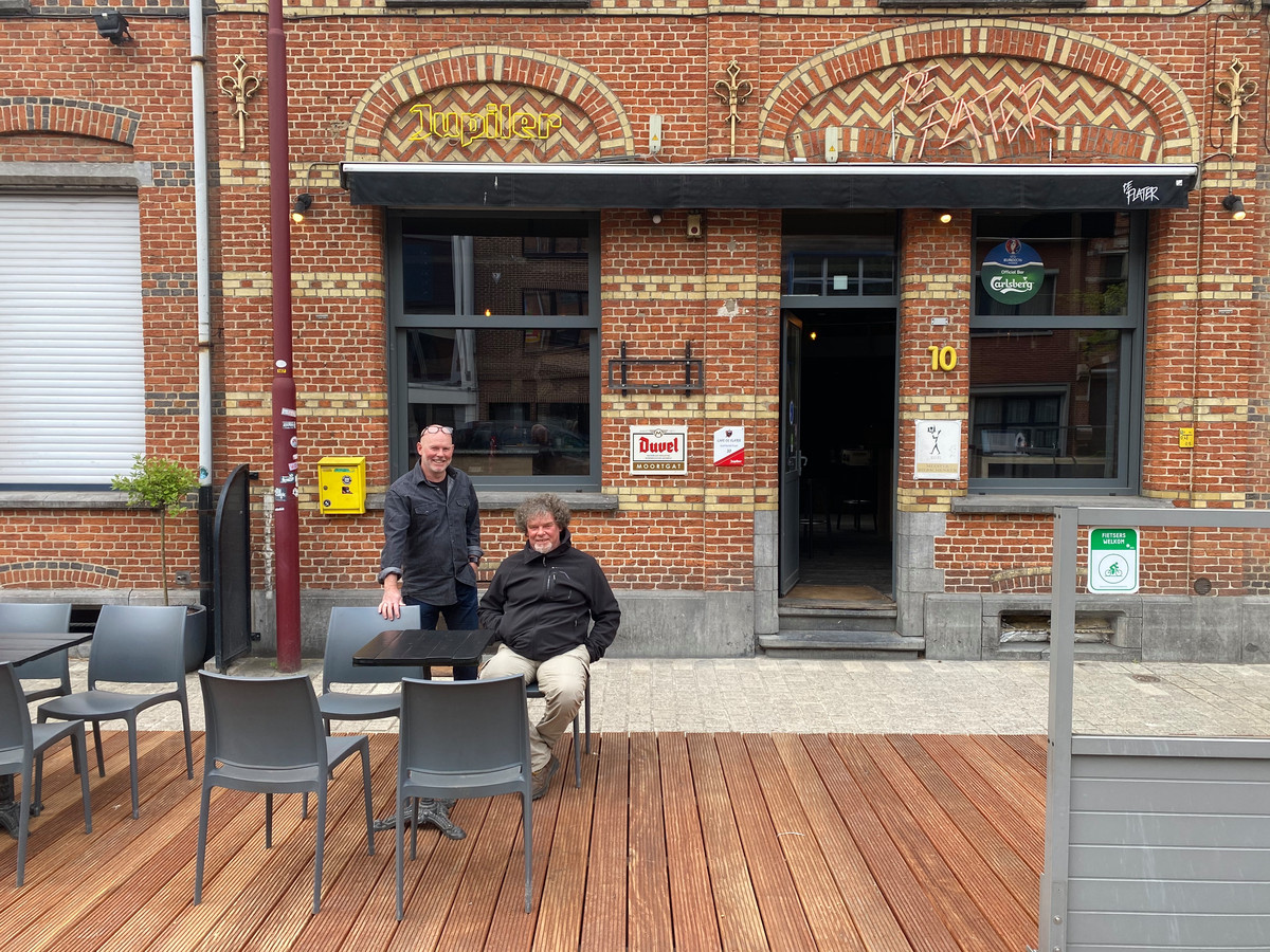 Klaas (24) en Rik (24) nemen eigen stamcafé over: “De Flater is een ...