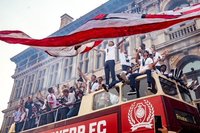 REPORTAGE. Een rood-witte dag voor in de geschiedenisboeken: spelers van RAFC als helden ...