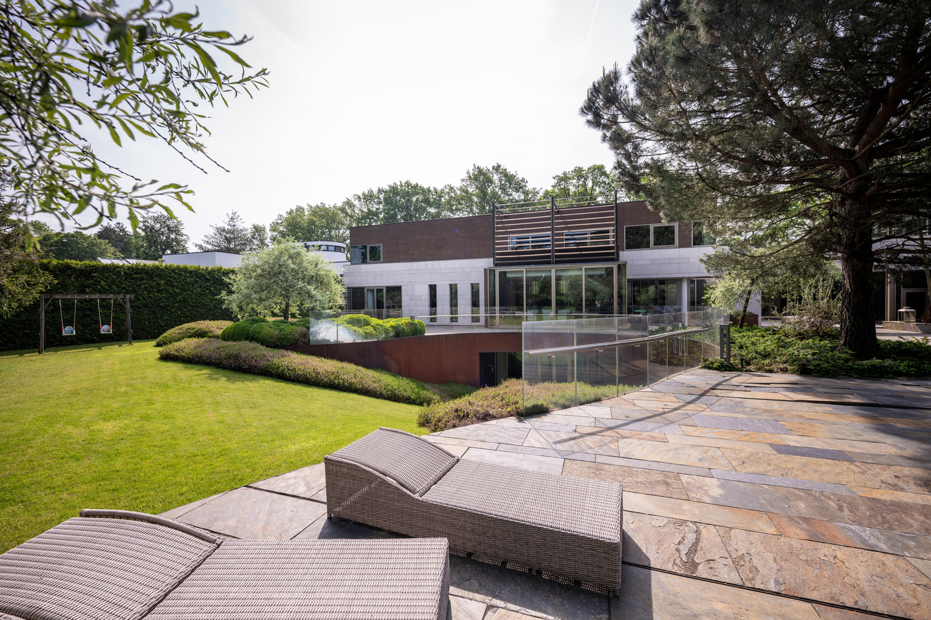 Een kijkje in de ‘James Bond-villa’ van gevallen vastgoedtycoon Roger ...