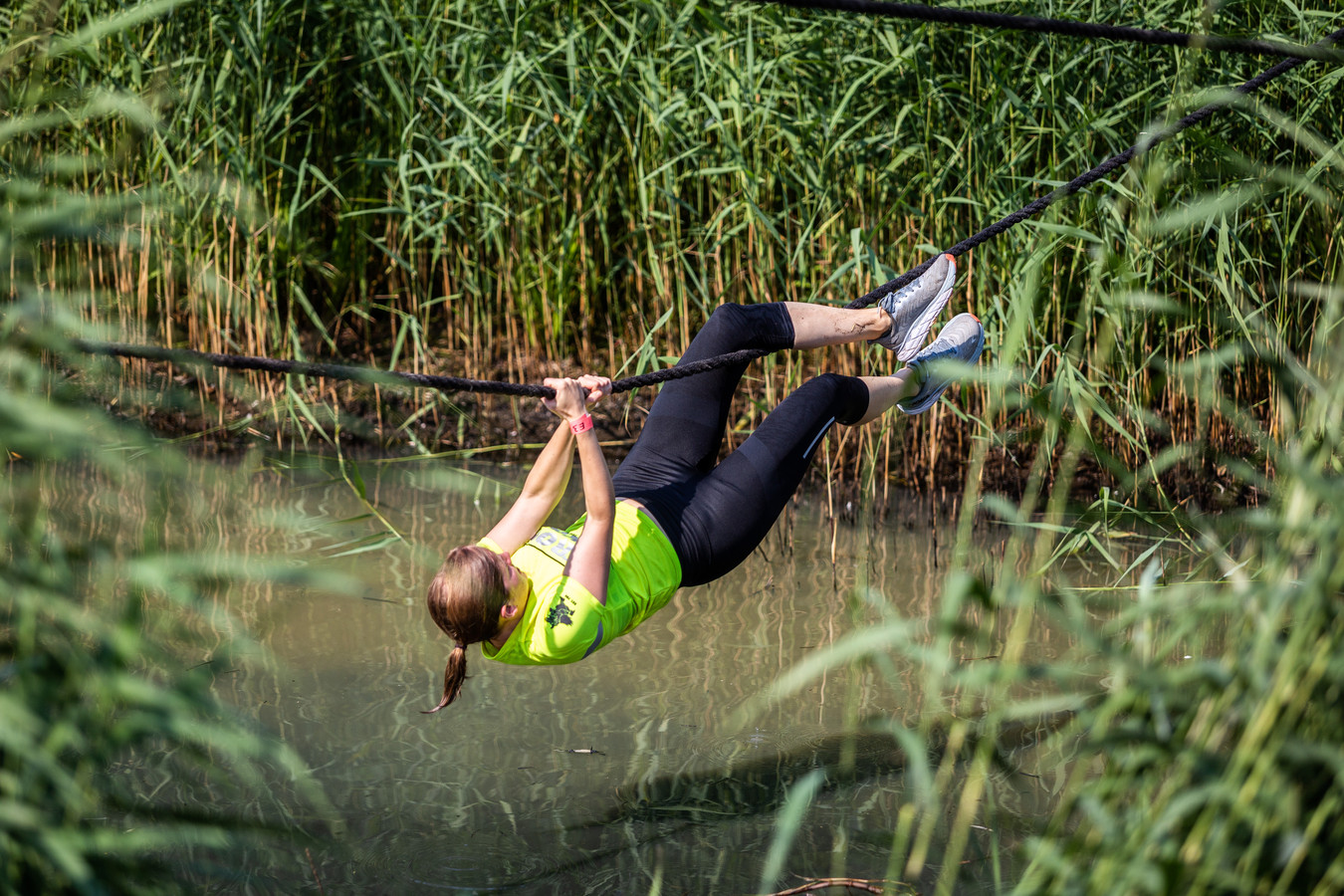 Ploeteren door water en modder in de Helmonds Braverun | Foto | ed.nl