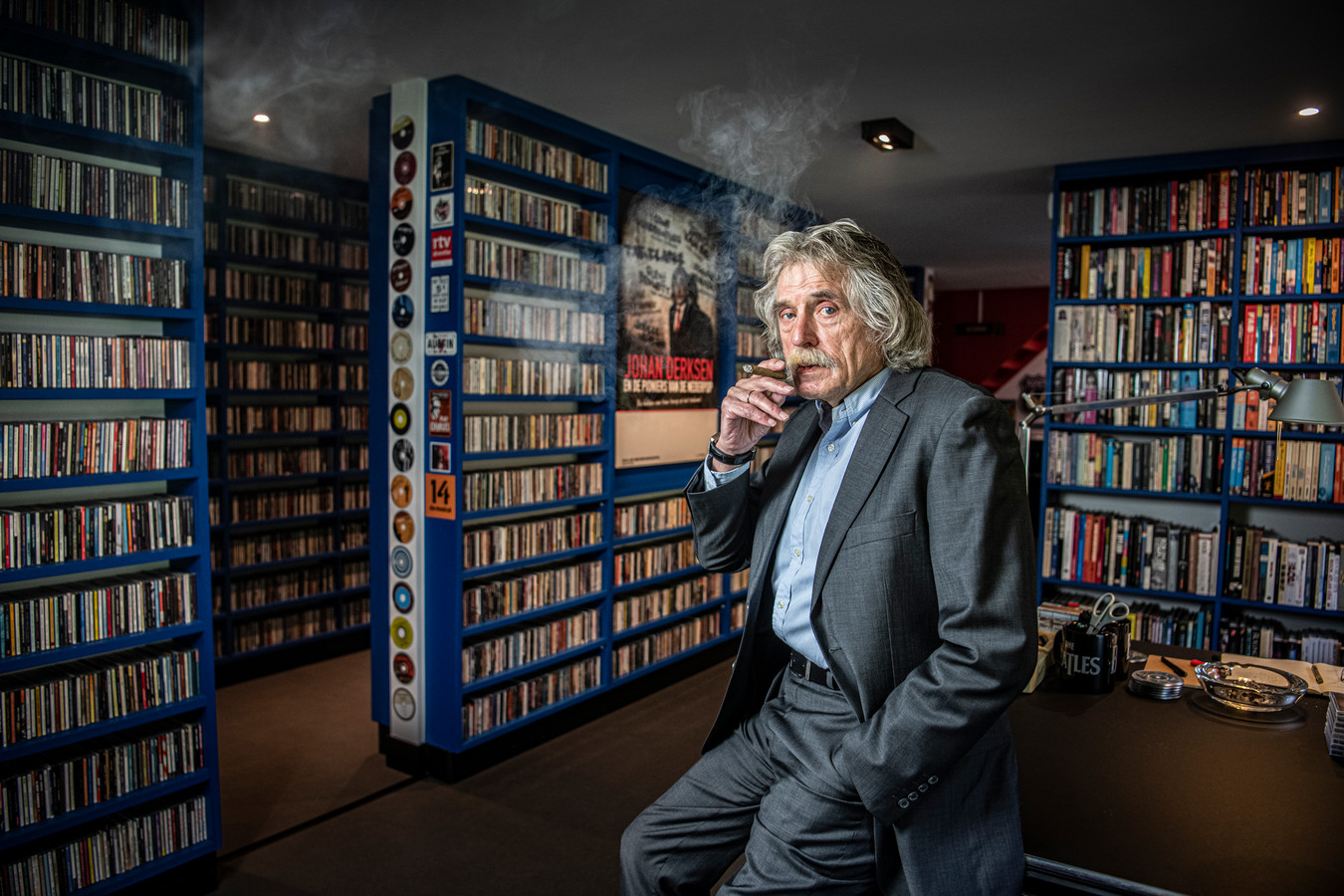 Een kijkje in de mancave van Johan Derksen: ‘Zou met gemak een heel ...