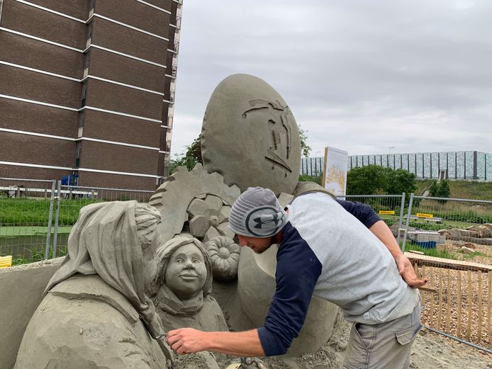 Zandsculpturen moeten bouwput in Noord levendig houden | Amsterdam | AD.nl