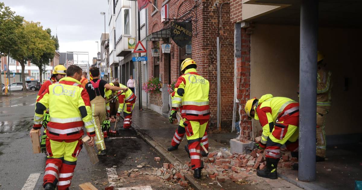Bestuurder wordt onwel en raakt twee gevels: Brandweer moet woning ...