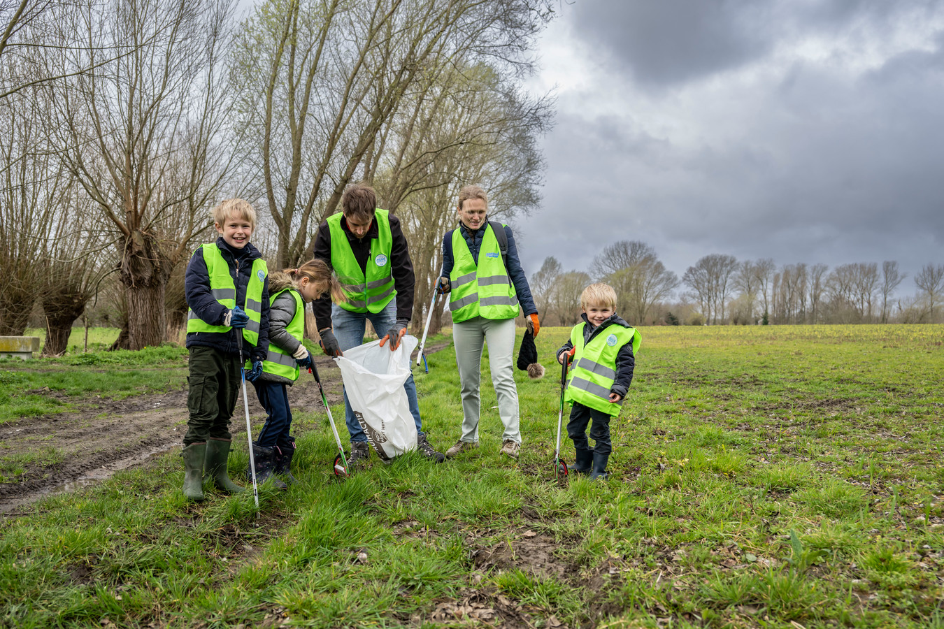 Izegem krijgt hulp van extra zwerfvuilcontroleurs | Foto | hln.be