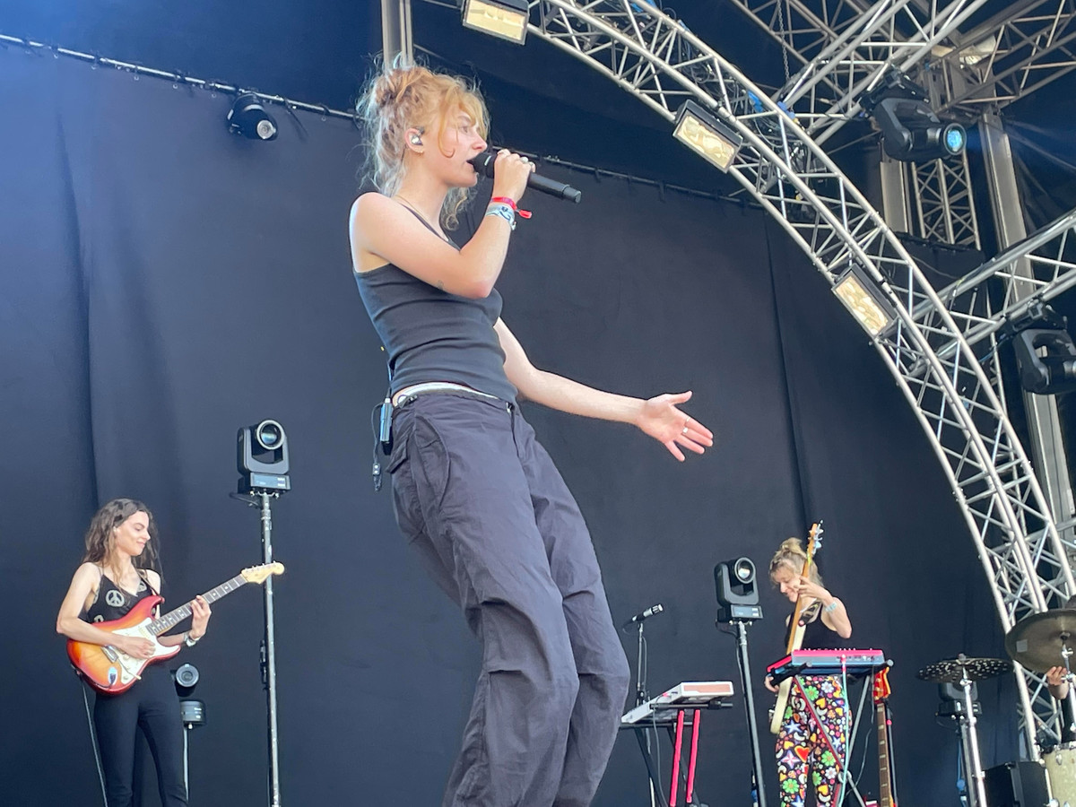 Vrouwen veroveren de dam, met Froukje wil iedereen wel dansen | Foto ...