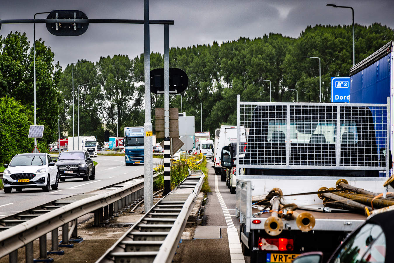Ongeluk met drie vrachtwagens zorgt voor blokkade op N3 tussen Dordrecht en Papendrecht, weg ...