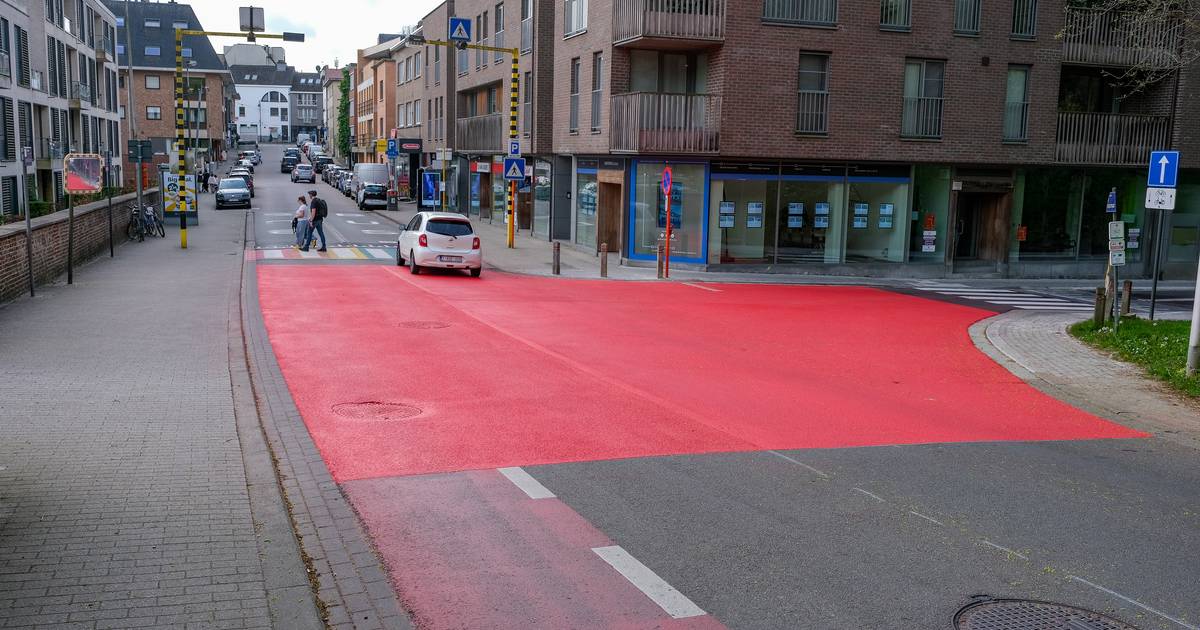 Grote rode ‘vlek’ op kruispunt lokt flink wat reacties uit: “Dat dit ...