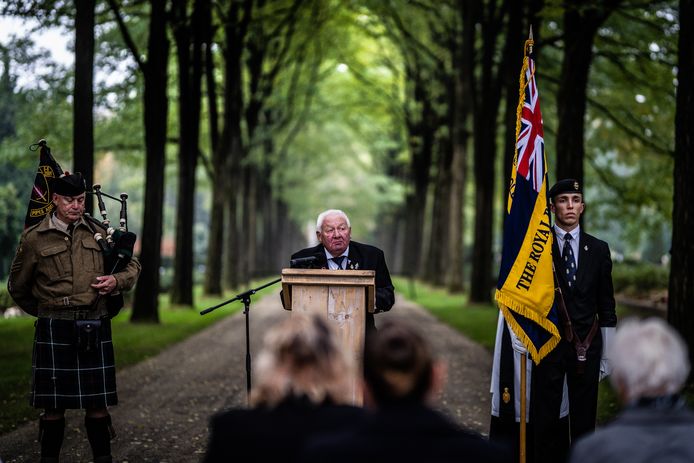 Jim Shuttleworth kan eindelijk weer zijn bij Babberich gesneuvelde oom ...