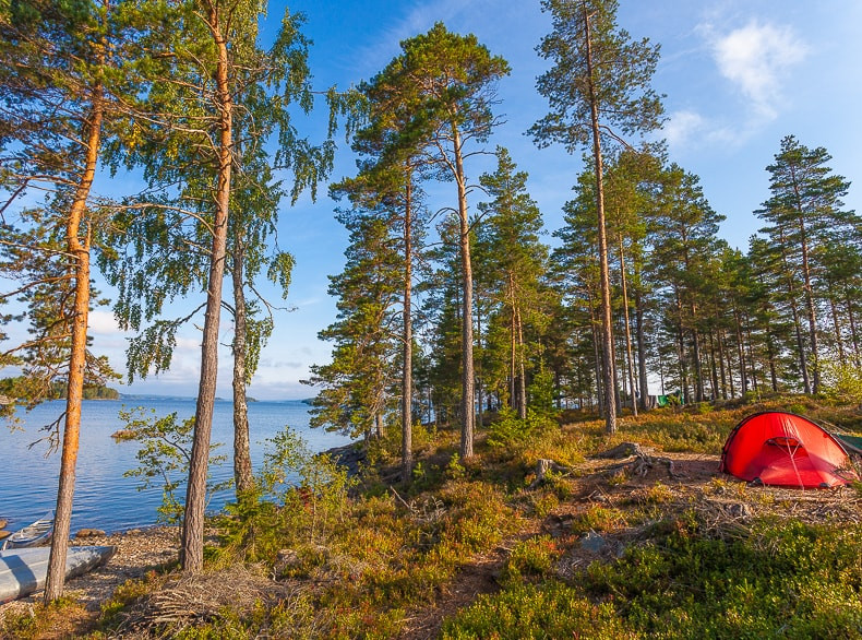 BINNENKIJKEN. De camping van Staf Coppens in Zweden is bijna klaar om ...