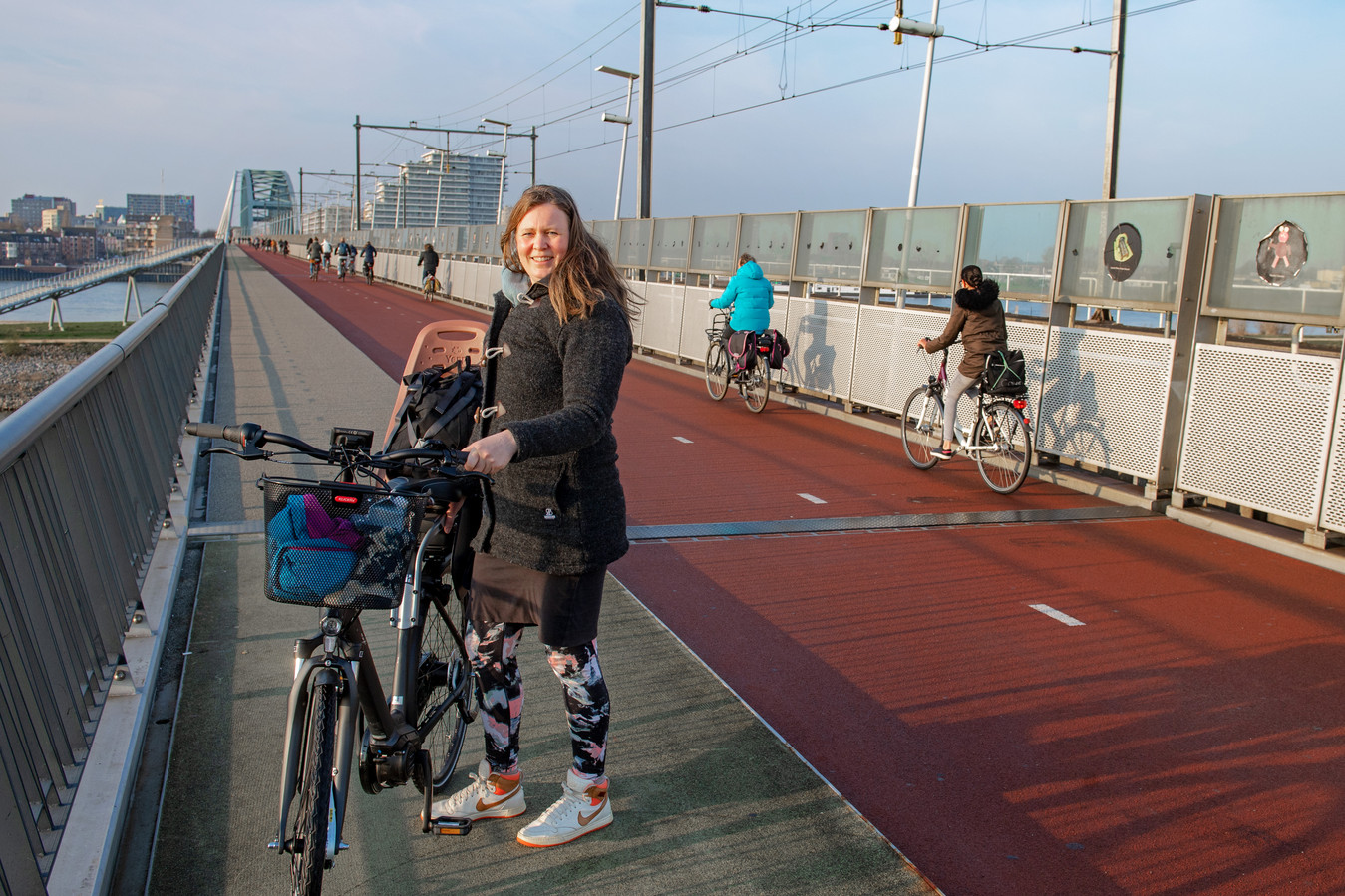 Werk aan Waalbrug: verkoop van e-bike schiet omhoog | Foto ...