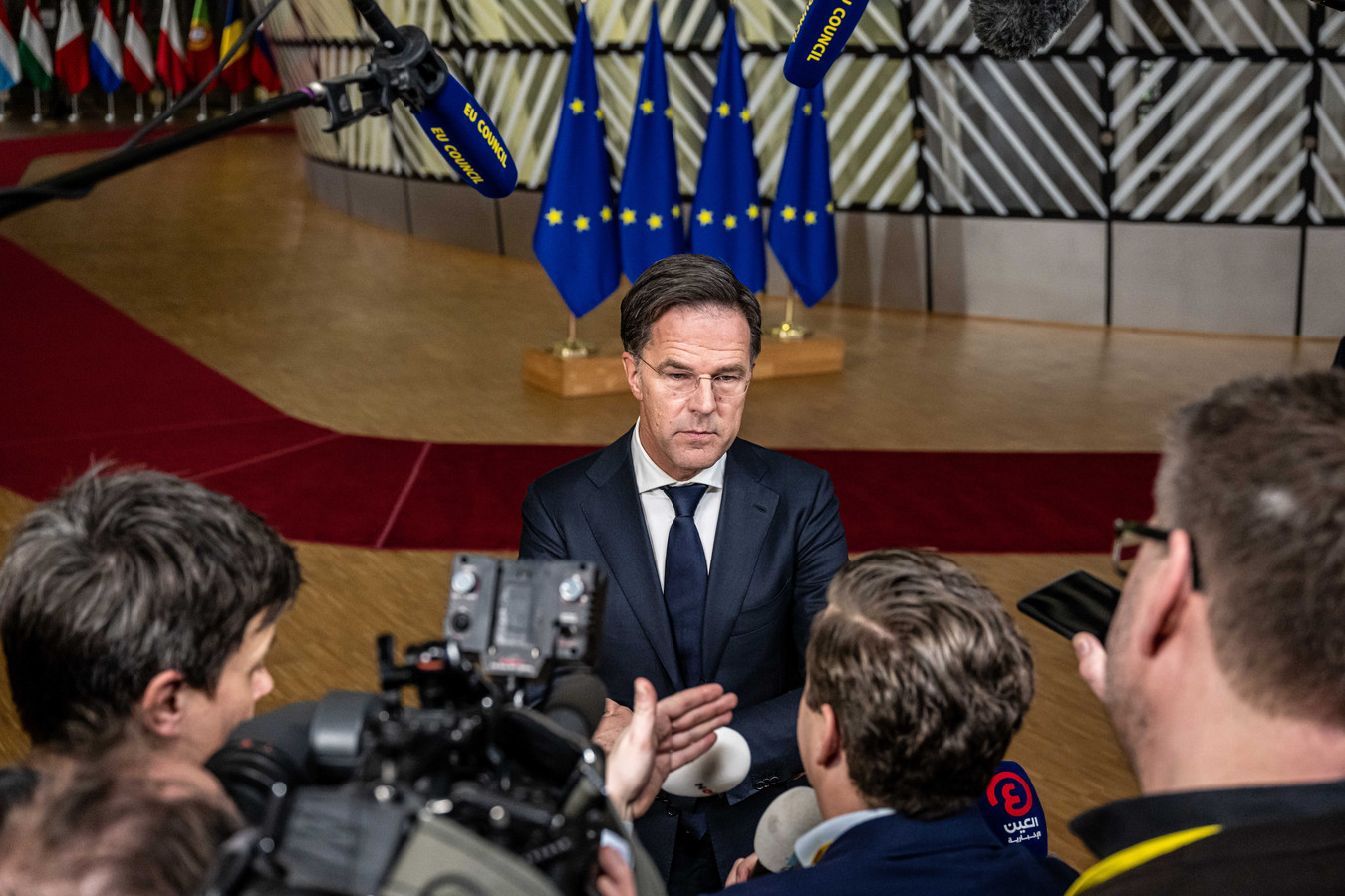 Gemopper in het binnenland, warm onthaald over de grens: waarom reist ...