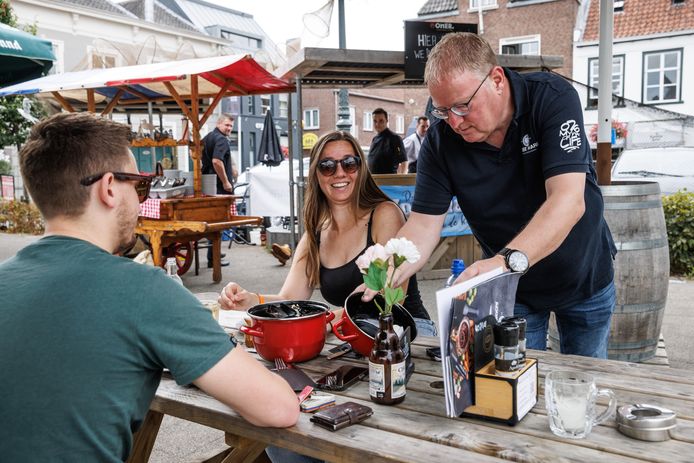 Aanschuiven en genieten op de Haagse Markt: ‘Mosselen eten maakt mensen ...