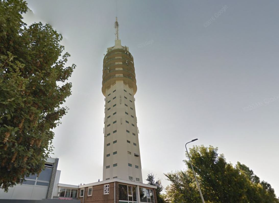 Zendmast in RMS-kleuren voor eerste generatie Molukkers | Foto | AD.nl