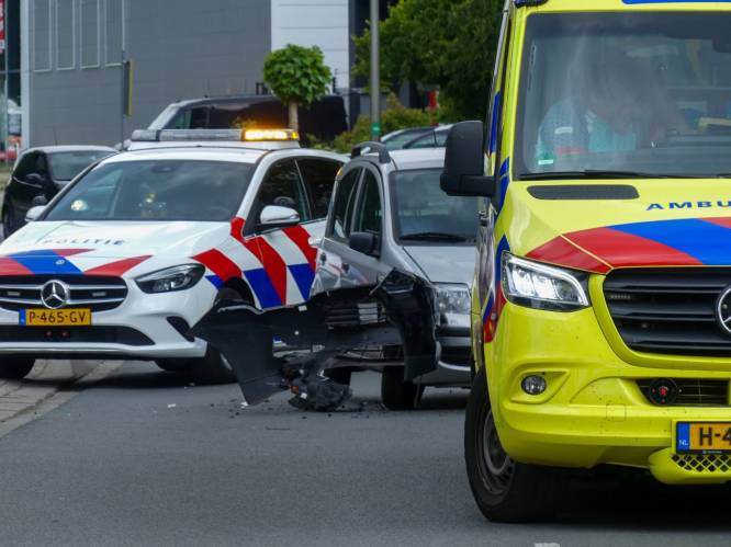 PostNL-busje en auto botsen in Enschede: 1 gewonde | Enschede | tubantia.nl