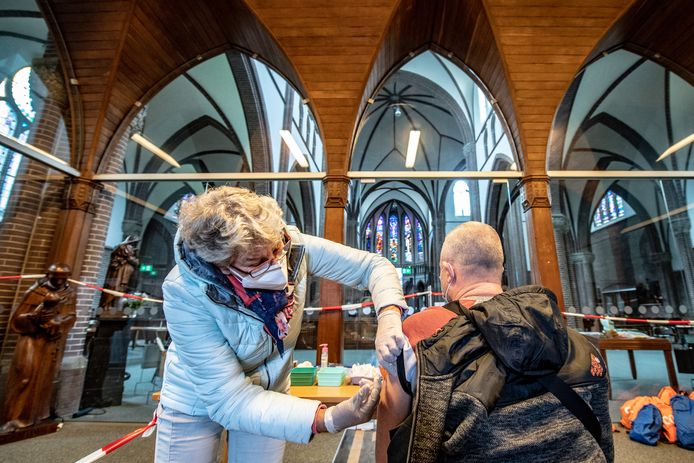 Nijmeegse kerk stroomt vol door ‘corona-hoogmis’ van de griepprik ...