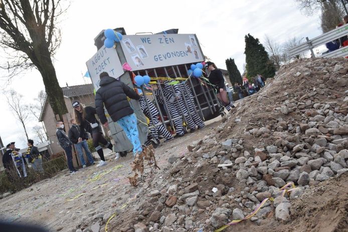 Uitslag | Gebrek aan bouwhal laat zich voelen; motto en Trump in ...