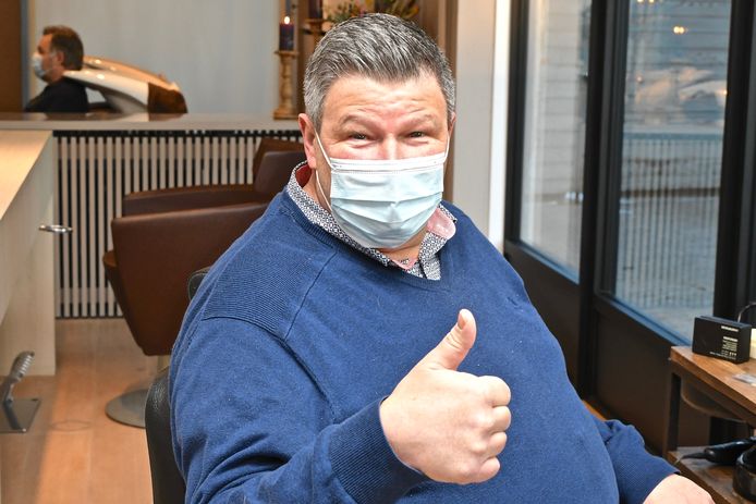 Kapper-burgemeester Francesco Vanderjeugd ontvangt schepen Geert ...