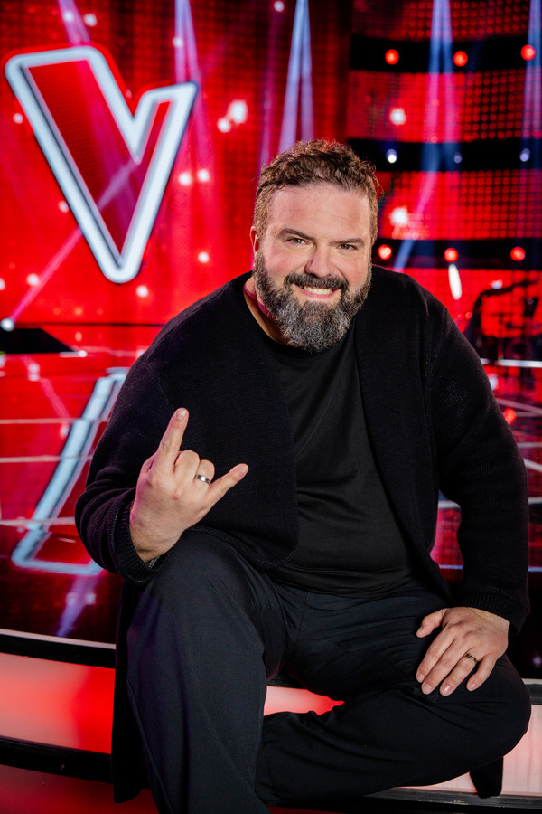 The Voice-winnaar Christophe (43) brengt eerste single uit én zingt ...