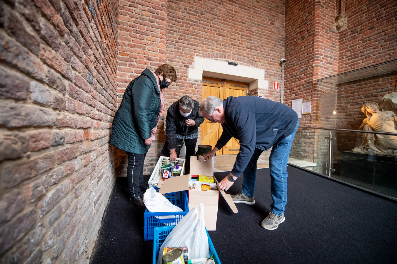 Pasen is eten brengen bij de kerk in Neede. ‚Ik doe extra boodschappen ...