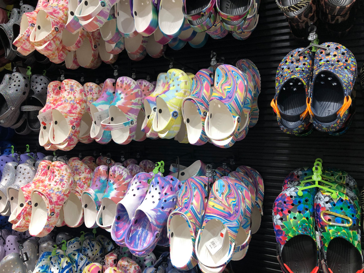 Crocs onder vuur: steeds meer Amerikaanse scholen verbieden populaire ...