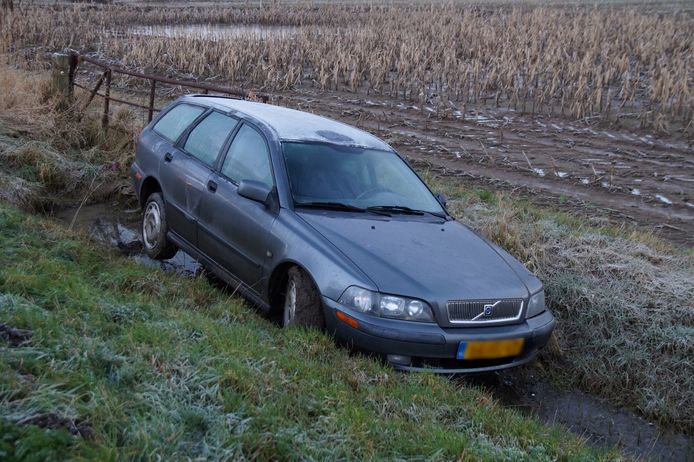 Auto’s slippen door spekgladde wegen in Brabant, fietsster met spoed ...