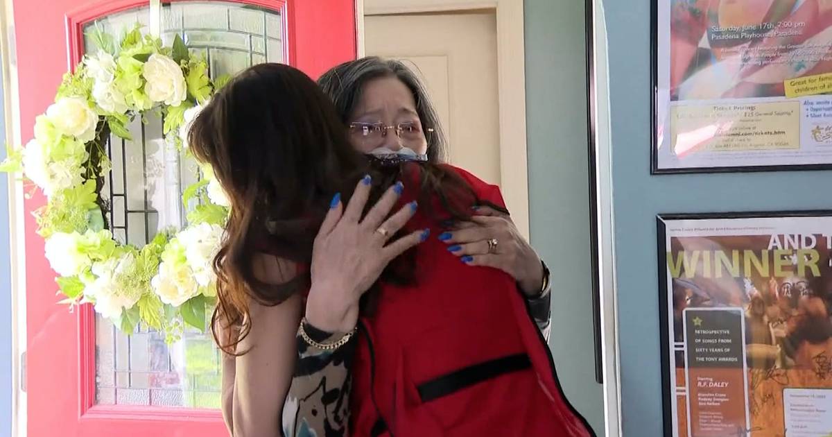 Beelden tonen moment waarop Sarah na meer dan 50 jaar haar biologische ...