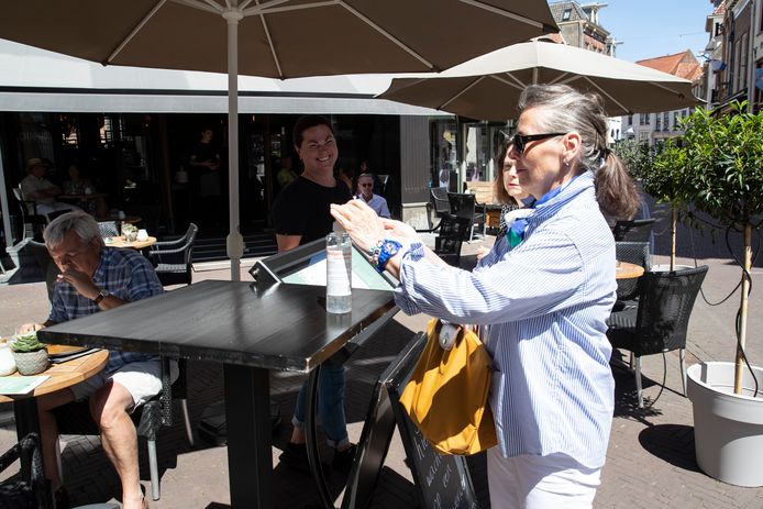 Zutphen geniet met mate en grondig ontsmette handen van het zonnige ...