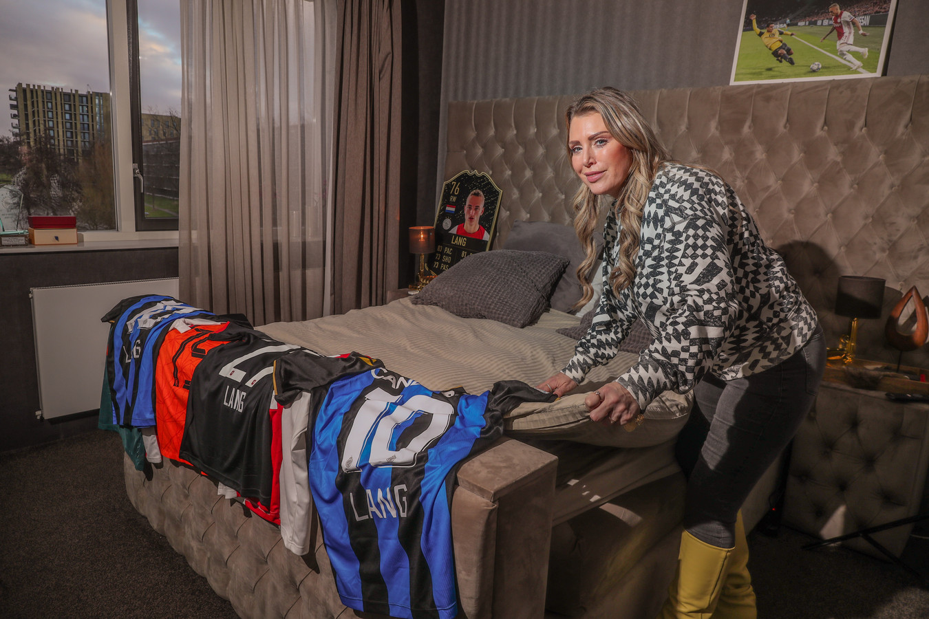 Manon de Vries kent zoonlief Noa Lang als geen ander: “Soms stuur ik ... Manon de Vries kent zoonlief Noa Lang als geen ander: “Soms stuur ik ...