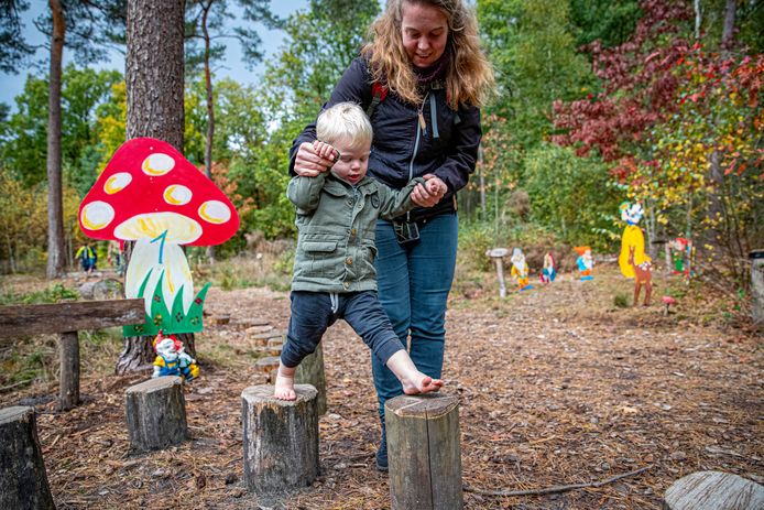 Spelen, zingen en tellen bij de kabouters in het bos in Wintelre ...