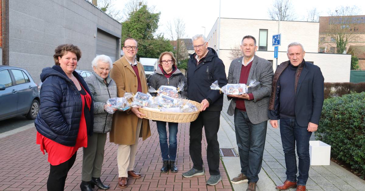 Wijkraad Hamme schenkt 35 kerstpakketten aan alleenstaanden: “Komt uit ...