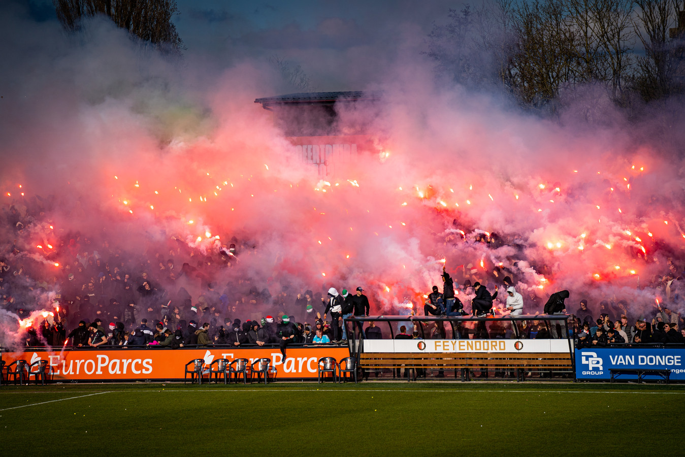 Veel vuurwerk en duizenden supporters bij laatste training Feyenoord ...